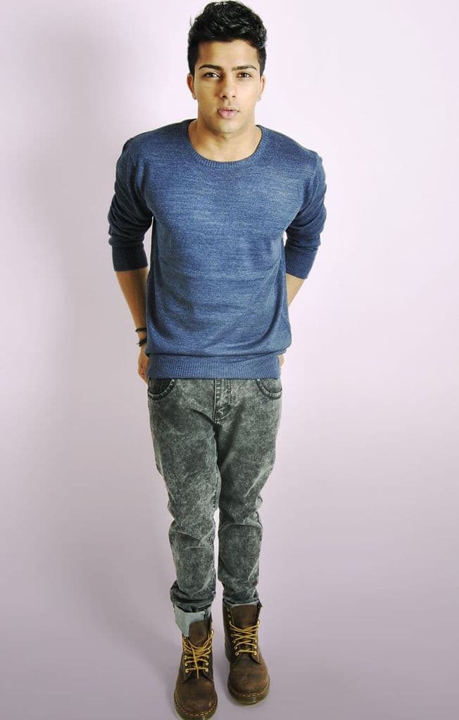 MEN S LIGHTWEIGHT JUMPER IN COLOURS DENIM OR WINE